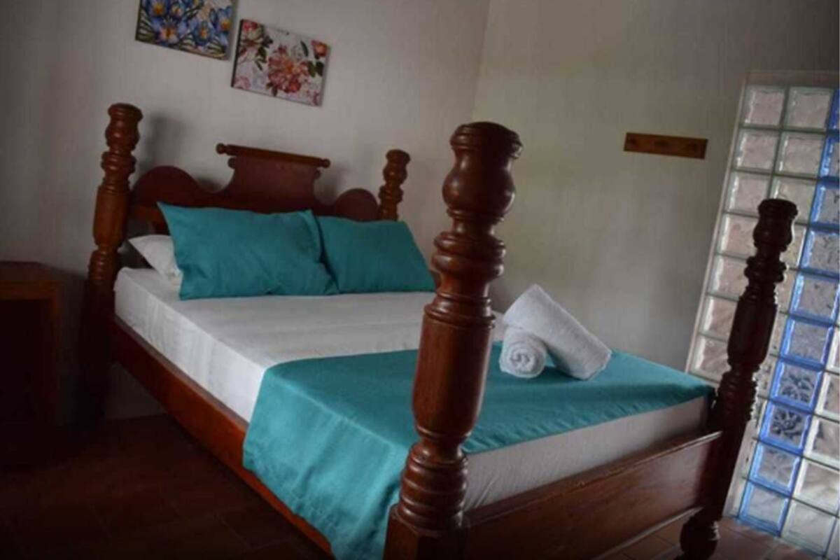 Quarto casal básico, 1 cama de casal, acessível, para não fumantes | Ferros/tábuas de passar roupa, Wi-Fi de cortesia, roupa de cama