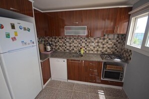 Villa, 2 quartos, vista para o mar | Kitchenette privada | Um frigorífico/congelador grande, um micro-ondas, um forno 