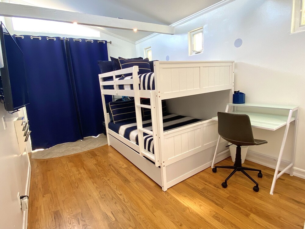 Beautifully Remodeled Luxurious Beach House 1.5 Blocks From The Beach - Redondo Beach, CA