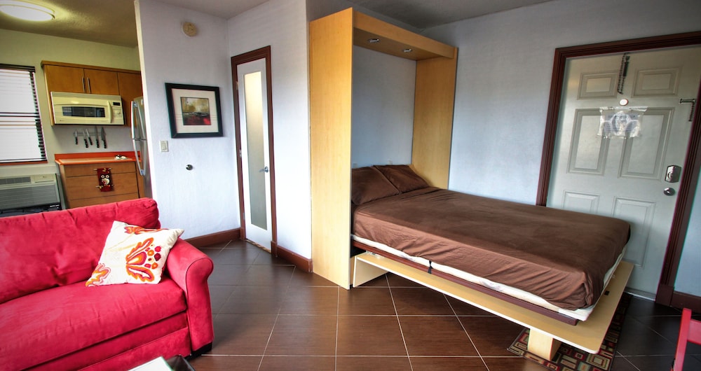 My Hollywood Beach Rentals B207 .. Steps To The Beach. Pool And Free Parking. - Plantation, FL