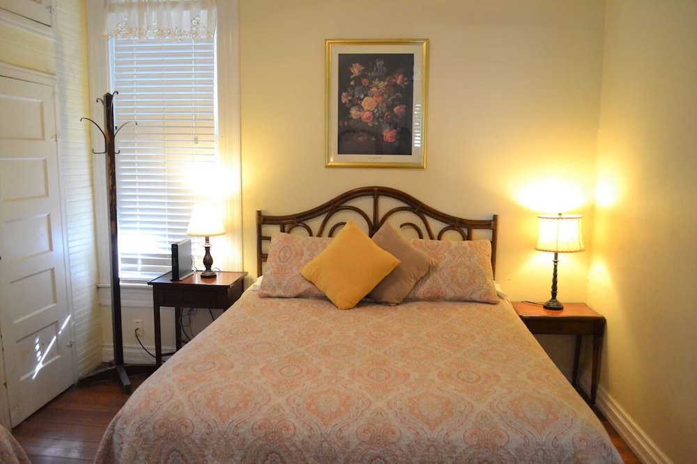 Vintage House, Cottage & Bunk - Walk To Schlitterbahn /Comal River - New Braunfels, TX