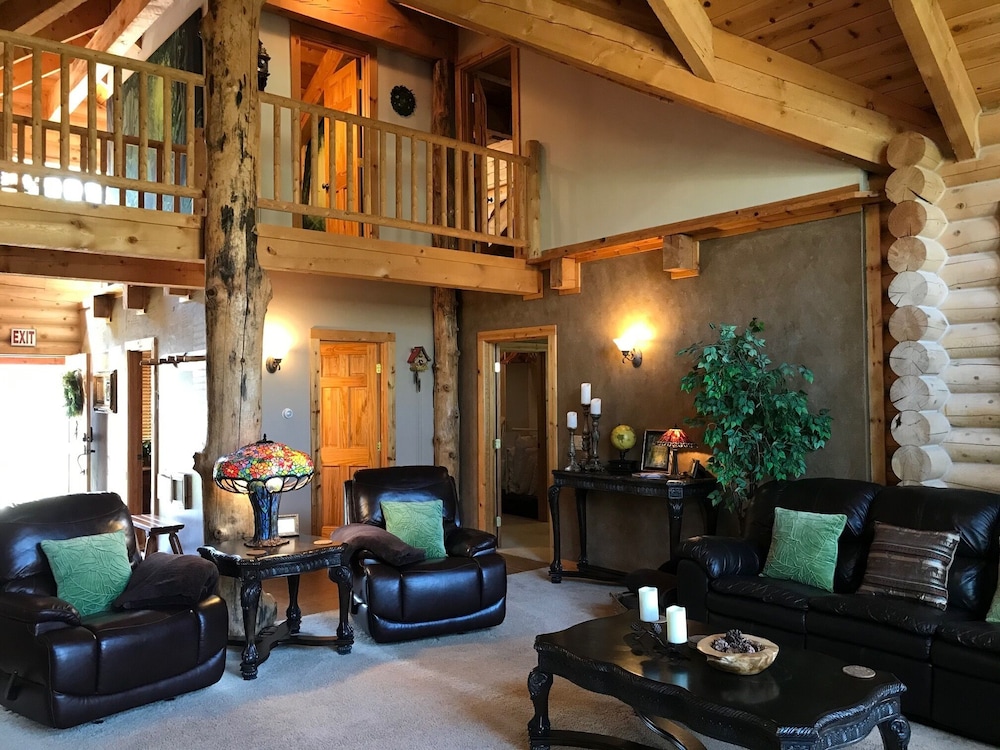 Luxury Log Home Retreat Near Zion National Park - Utah