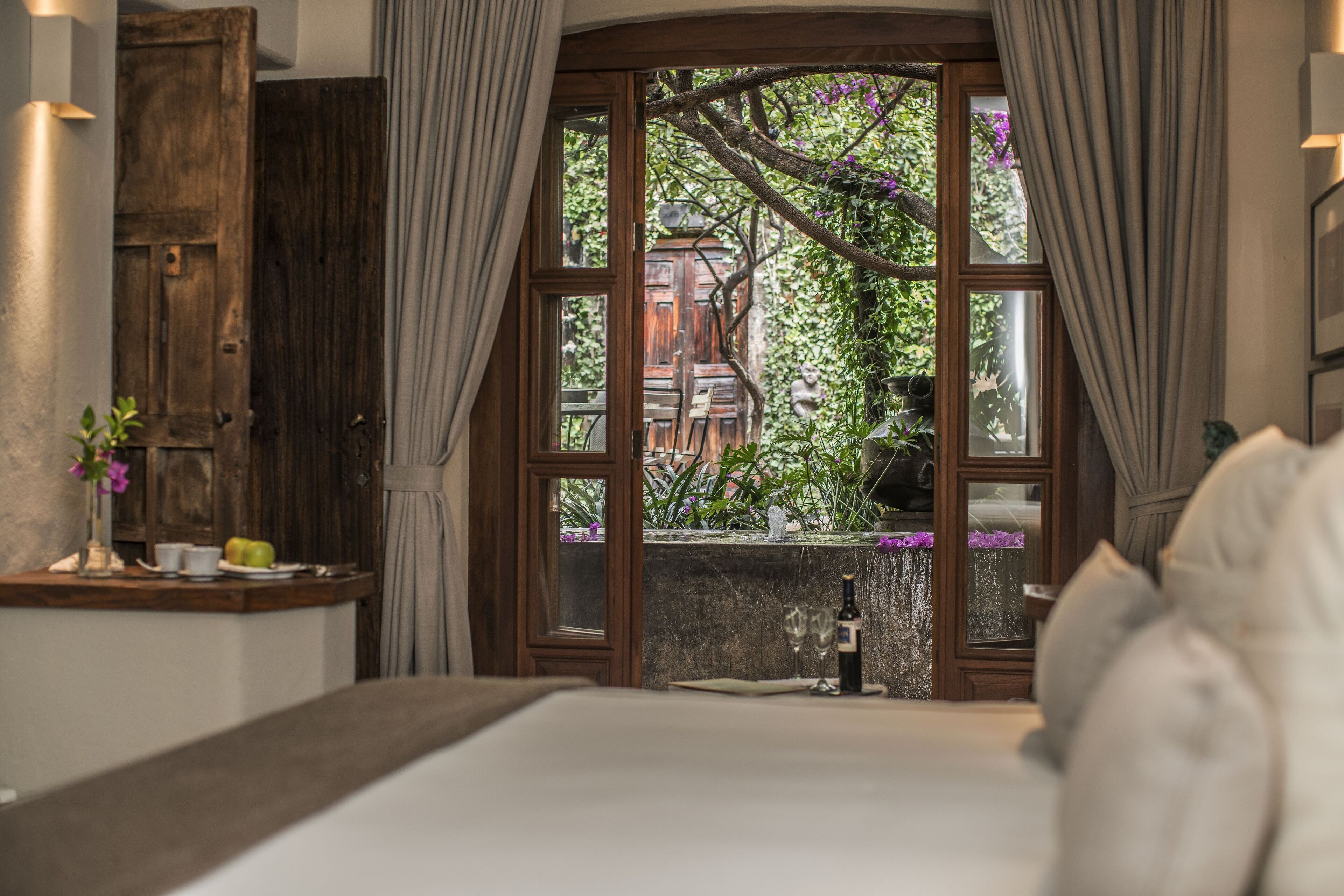 Suite Deluxe | Roupa de alta qualidade, edredões de penas, cofre no quarto 