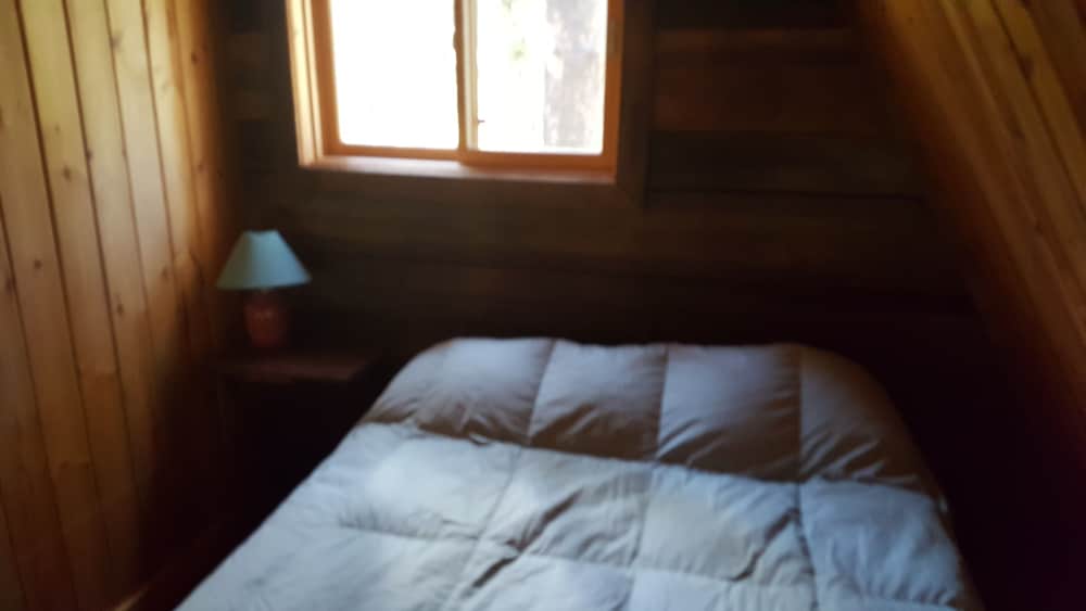 "Deer Leap" Rustic Cabin Hidden Among The Pines. - Montana