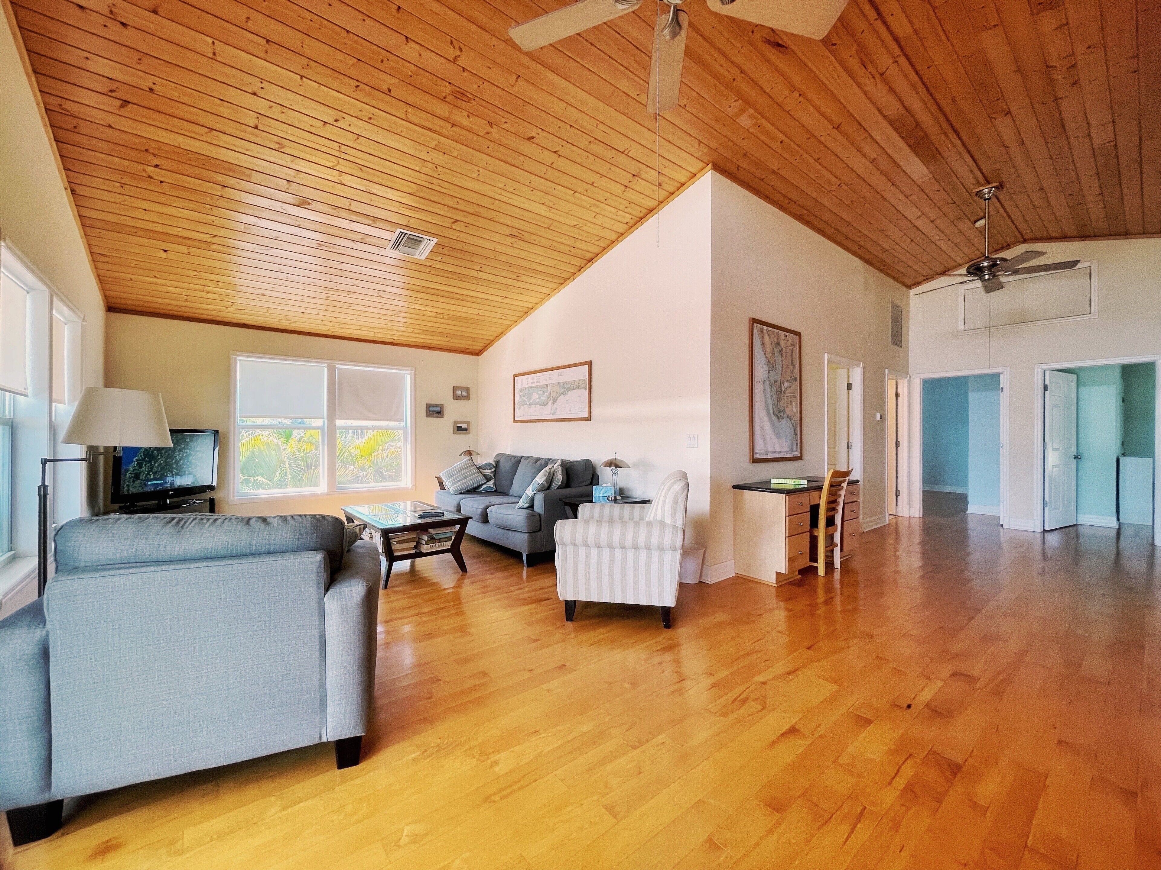 3 Bed, 3 Bath Home, Heated/cooled Pool On Quiet Canal. Quick Boat Access To Gulf - Pine Island, FL