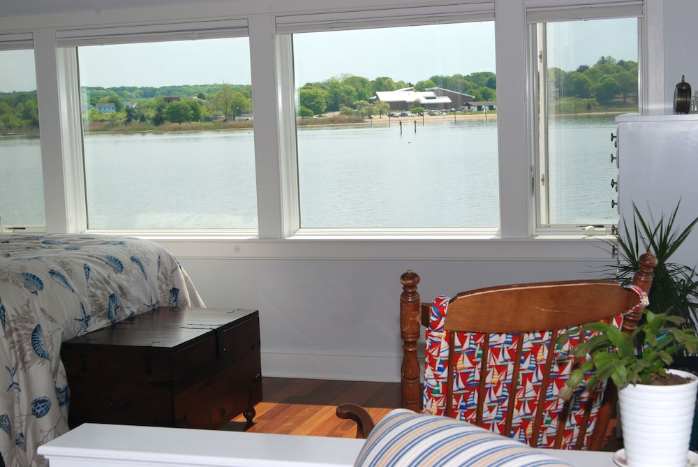 Seaside Getaway! Short Walk To Town And 180 Degree Water Views. - Mystic, CT