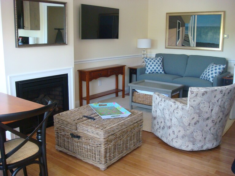 New Luxury One-bedroom Condo, Sleeps 4; With Private Balcony And Water Views - 肯納邦克