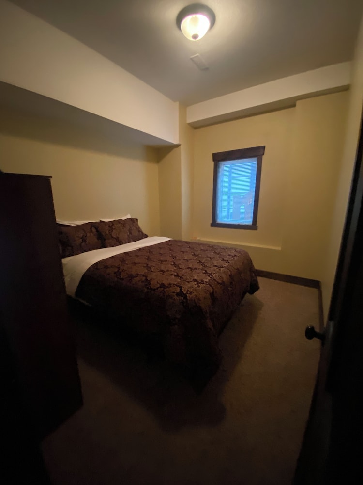 Luxury Walk Out House In Radium Hot Springs 5 Bedrooms - Alberta