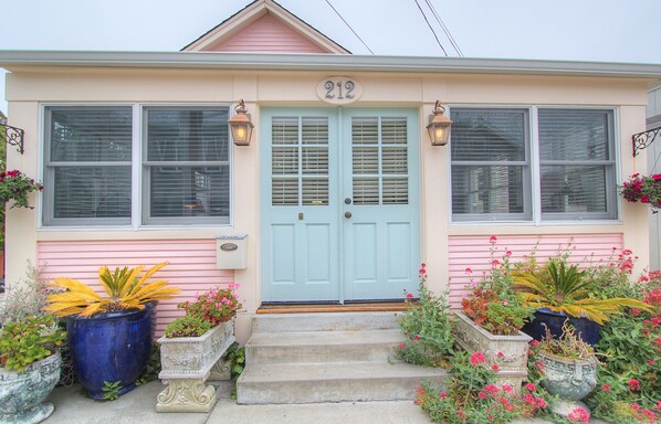 Capitola 'Rose Cottage' in the Heart of Capitola Village - Capitola | Vrbo
