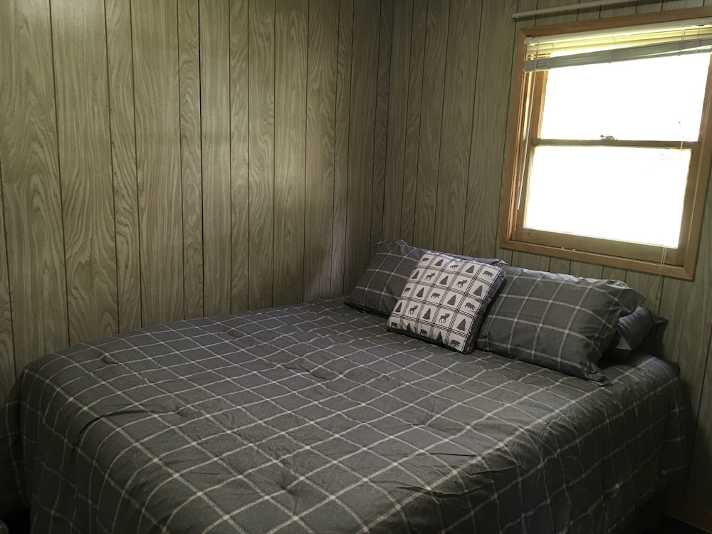 Rustic Lakeside Cabin- 3 Miles From Glacier Park- Get Own Beach & Dock! - West Glacier, MT