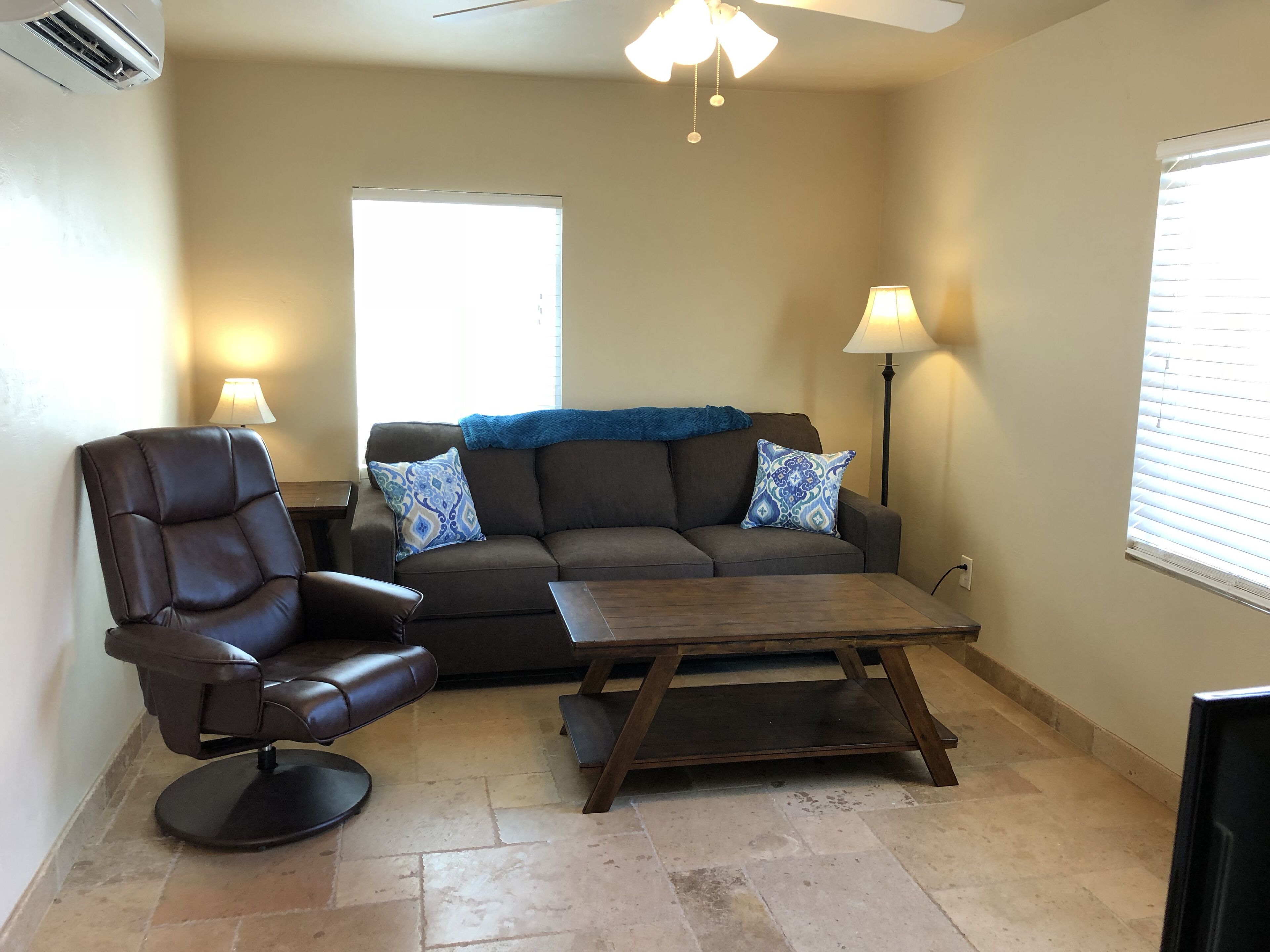 Clean, Renovated 1 Bedroom With Everything You Need. Granite, Travertine! - Tucson, AZ