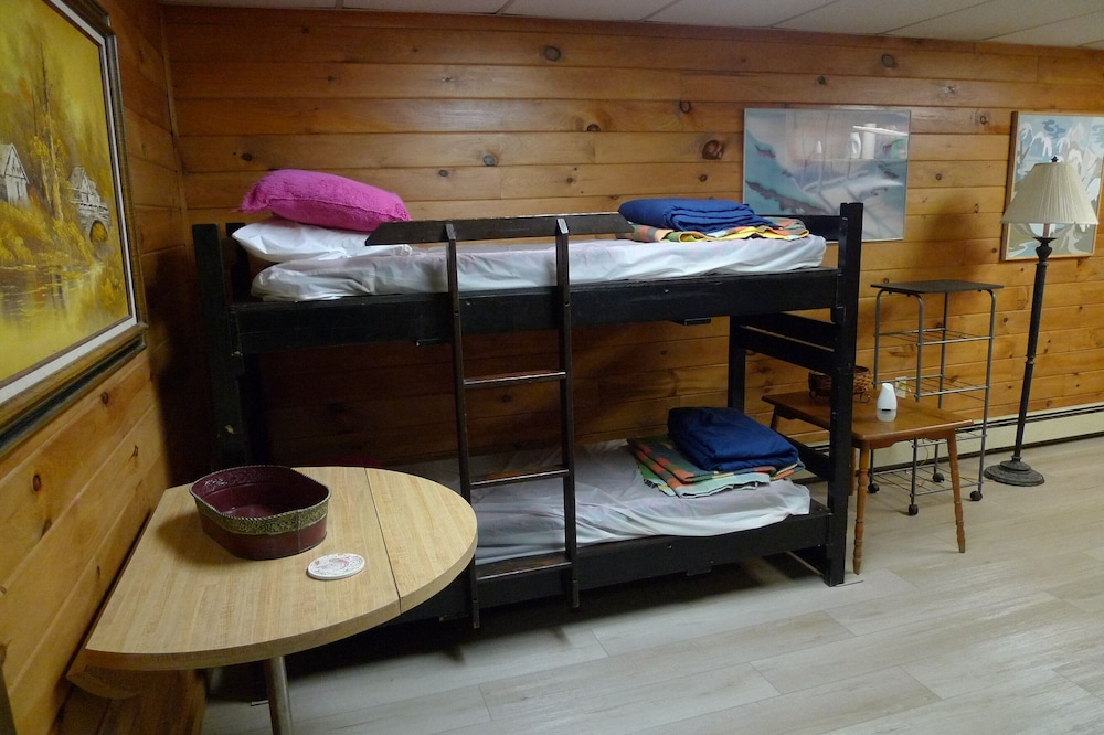 Luxury, Spacious, 4 Br Chalet, 1 Minute Walk To Beach, Lakefront, Pools, Skiing - Maine