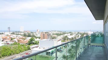 Quarto, 1 cama King, sacada, vista parcial para o oceano | Vista do quarto