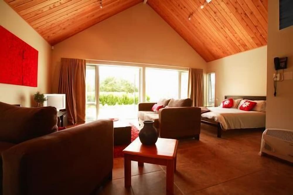 Contemporary Relaxed Cottage On 100 Acres - Rotorua
