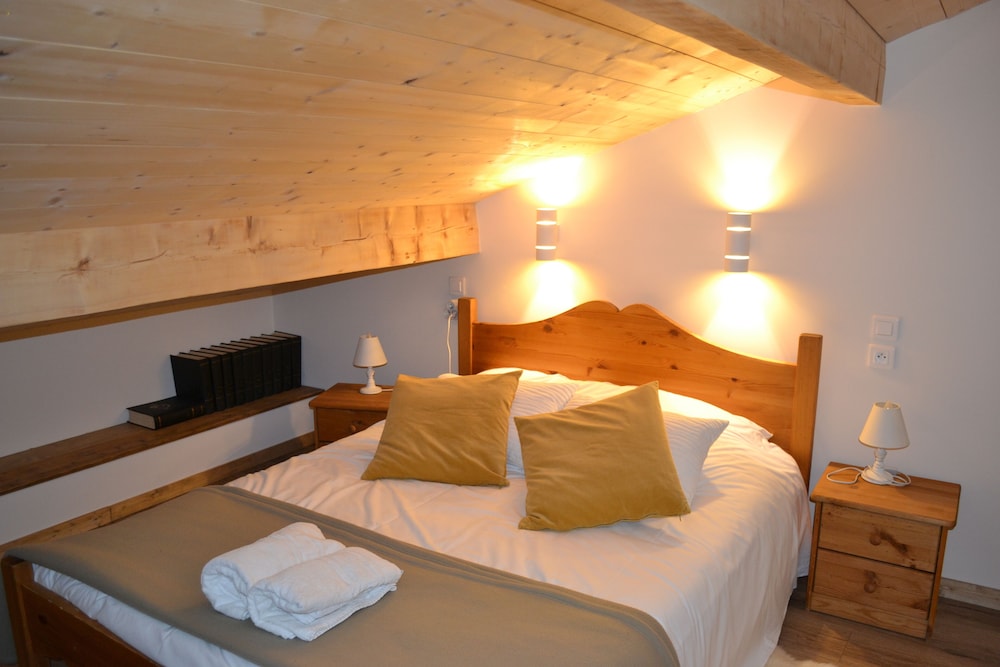 Chalet Mugnier. 8 Sleep Self Catered Apartment Samoens. - Samoëns