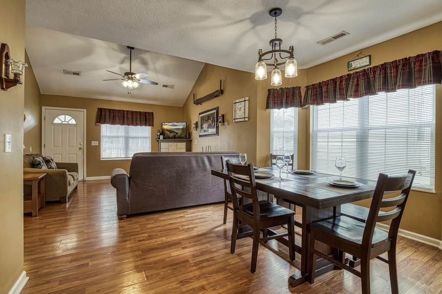 Acceso Al Río: A 1 Milla De Pigeon Forge Parkway, Bañera De Hidromasaje - Pigeon Forge, TN