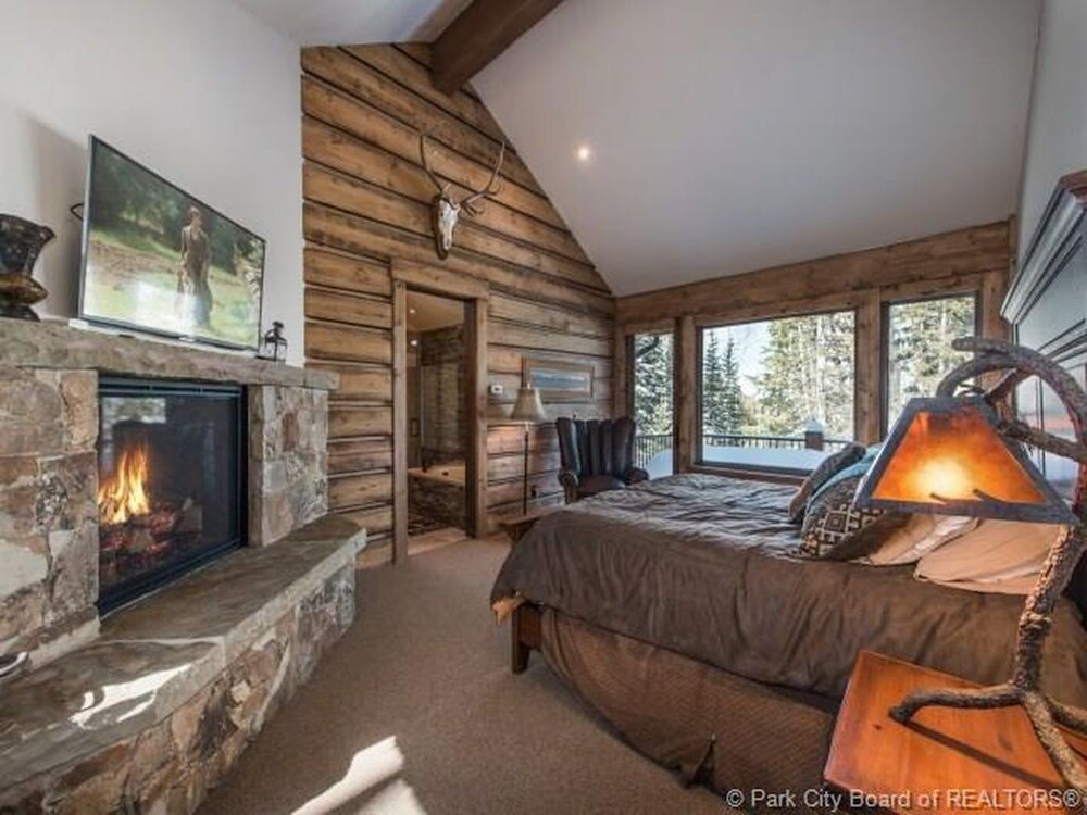 Ski-in, Ski-out Chalet At Lifts 9900 And Peak 5 - Snowbird, UT