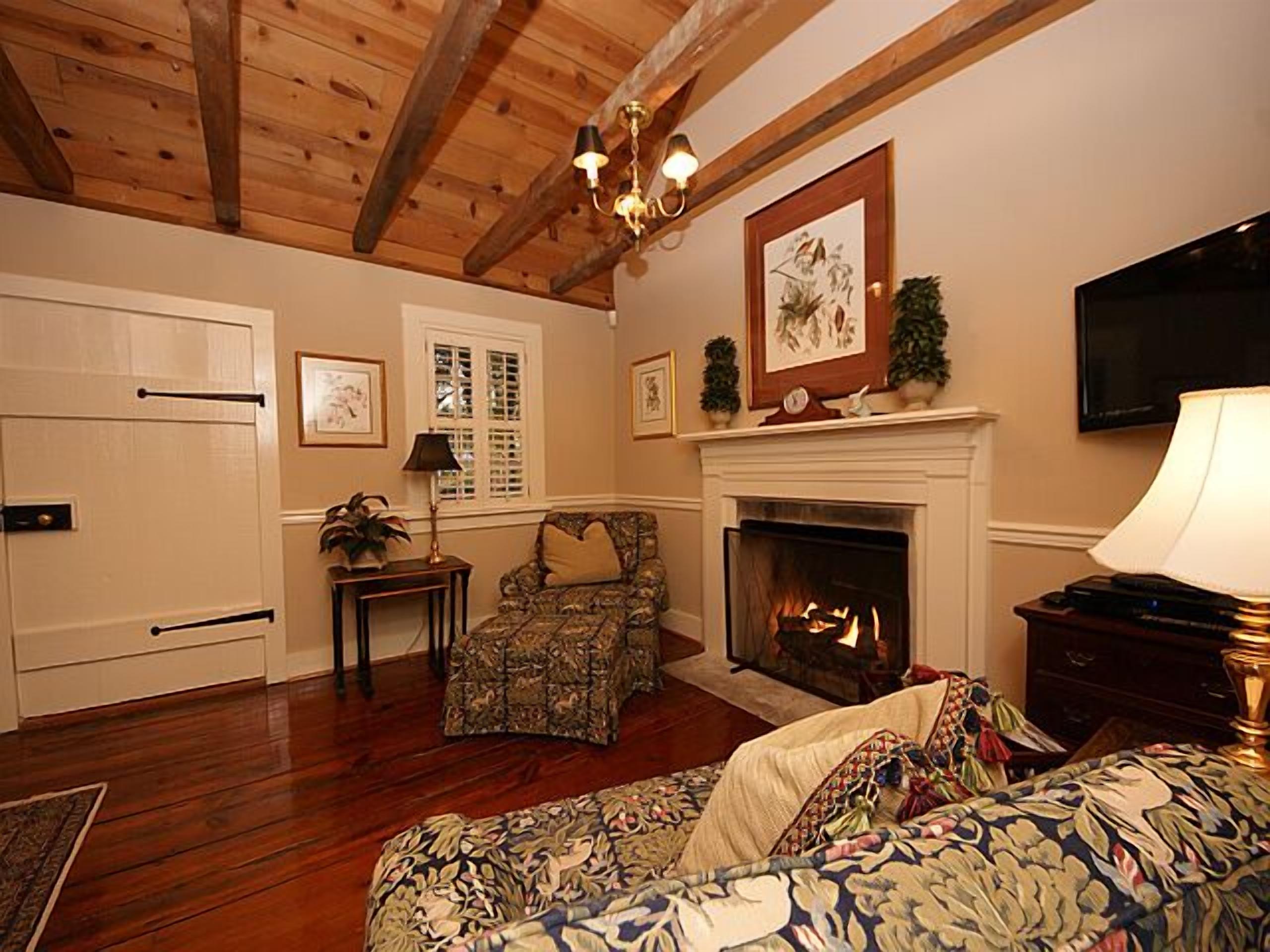 Restored Servants' Quarters For 1812 House In Heart Of Historic District - Summerville, SC