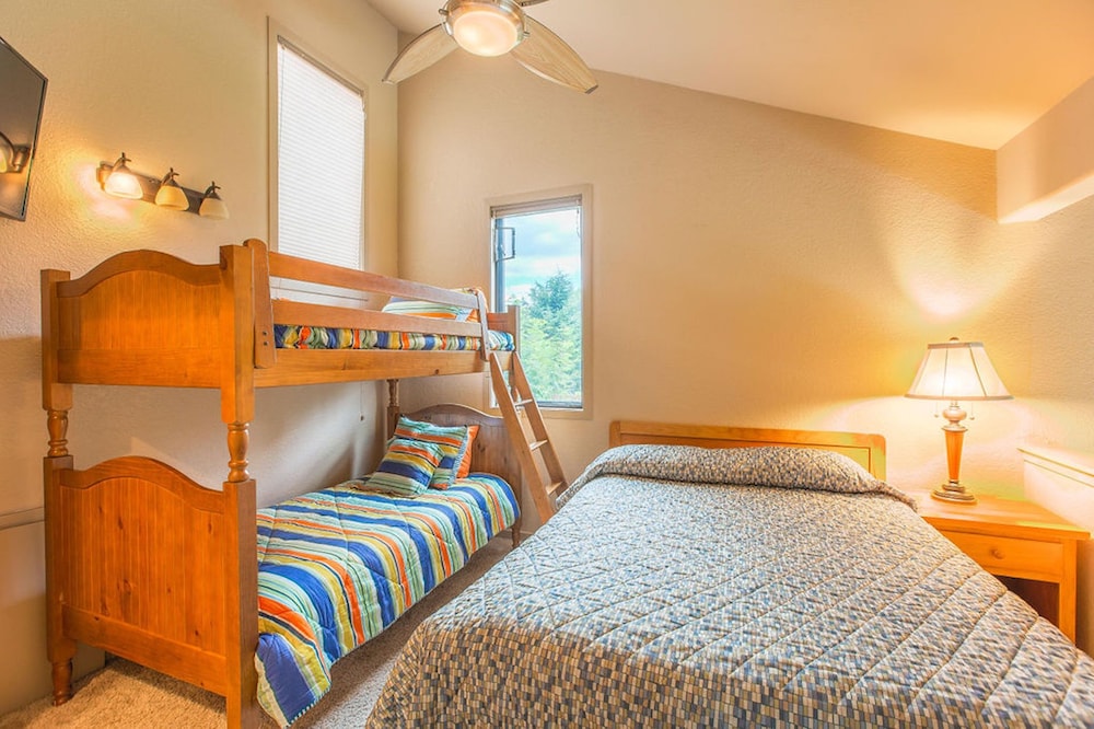 Luxury Waterfront Townhouse W/ Sandy Beach Outside Your Patio Door! Wow! - Chelan, WA