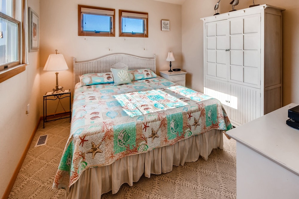 Summer Savings - Canalfront W/ Hot Tub, Boat Dock, And Community Pool/tennis - Outer Banks, NC