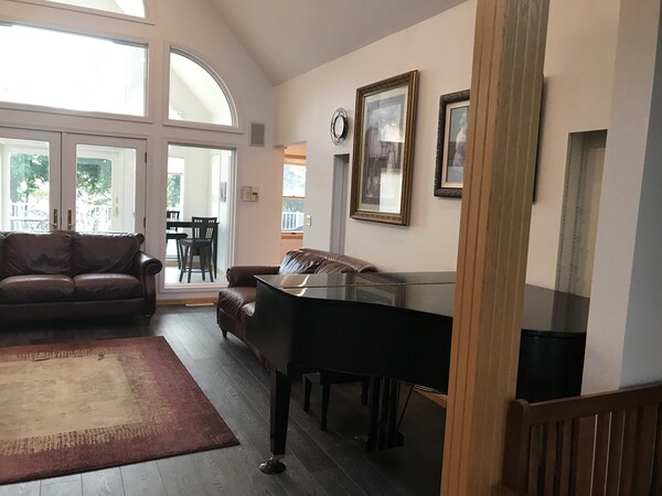 Large Modern Premier Lakeshore Mansion For 12 Guests!  Dock And Boat Lift! - Alexandria, MN