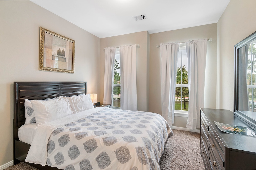 10 Mins From Iah / King Bed - Spacious 2 Bedroom Home - Unit B - Spring, TX