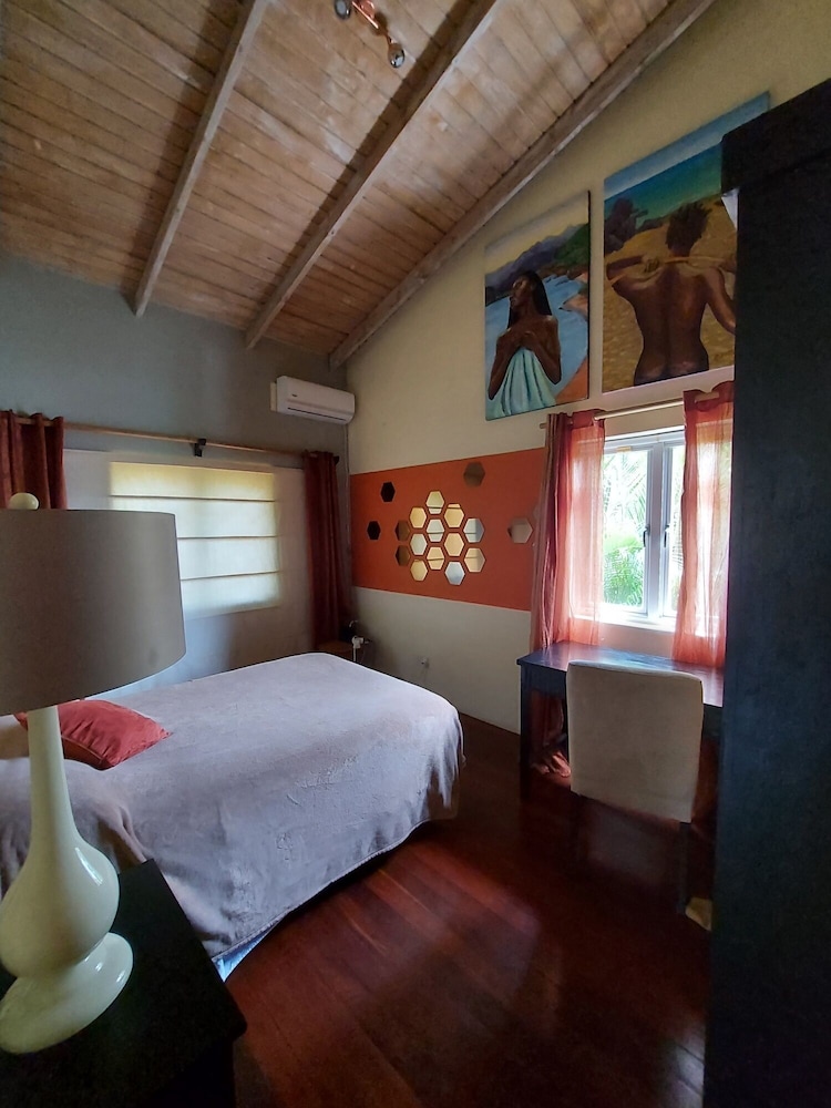 Artist's House Met Een Luchtig Balkon En Bubbelbad. - Grenada