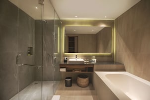 Suite Premium, 1 cama de casal, não fumadores | Casa de banho | Artigos de higiene pessoal grátis, um secador de cabelo, roupões 