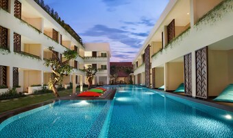 Piscina exterior, da(s) 8:00 à(s) 22:00, guarda-sóis, espreguiçadeiras