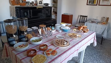 Café da manhã completo grátis todos os dias