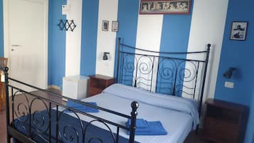 Quarto Duplo Standard (blu) | Com decoração personalizada, com mobília individualizada, secretária