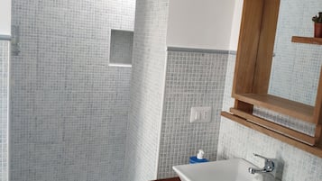 Quarto casal standard (blu) | Banheiro | Chuveiro, secador de cabelo, roupões de banho, bidê