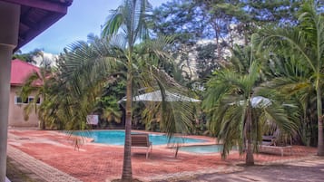 Piscina exterior, guarda-sóis, espreguiçadeiras