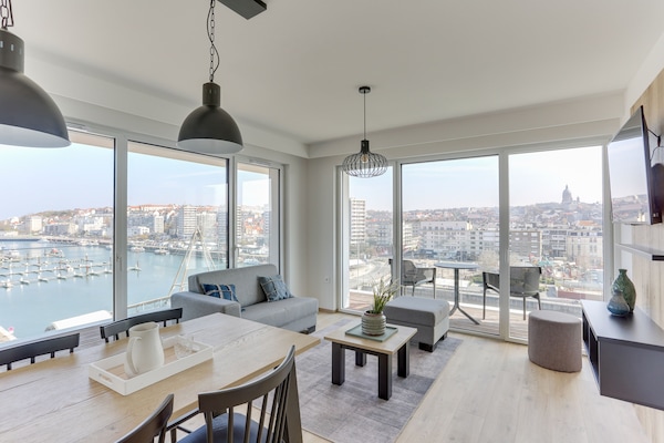 Apartamento Comfort, 2 quartos | Sala de estar | TV de ecrã plano