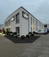 Um edifício moderno de hotel com uma placa que diz "Starion Hotel am Village".