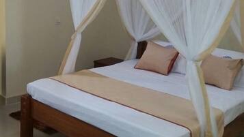 Secretária, ferro/tábua de engomar, Wi-fi grátis