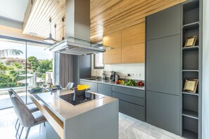 Apartamento Deluxe, 2 quartos | Cozinha privada | Um frigorífico/congelador grande, um micro-ondas, um forno