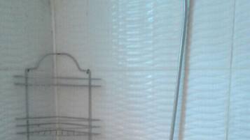 Apartamento, 2 quartos | Banheiro | Chuveiro, chinelos, toalhas de banho