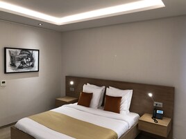 Quarto Individual Comfort, Vista para a cidade | Roupa de alta qualidade, cofre com capacidade para portátil, secretária 