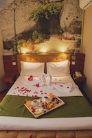 Cofre no quarto, com decoração personalizada