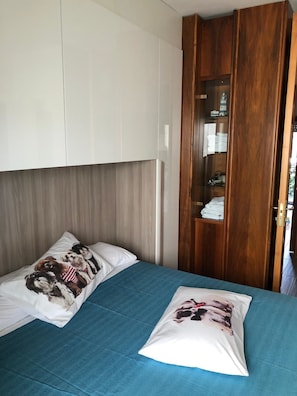 Quarto triplo standard, vista para o pátio | Roupas de cama premium, edredons de pluma