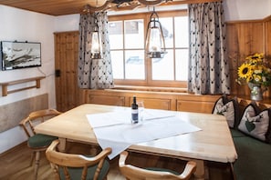 Chalé, 3 quartos (Chalet) | Opções para refeição no quarto