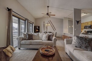 Apartamento em Condomínio Fechado, 2 quartos | Sala de estar | Televisor 