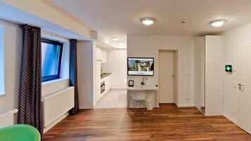 Suite Comfort, mezanino (Apartment) | Com decoração personalizada, com mobília individualizada, secretária