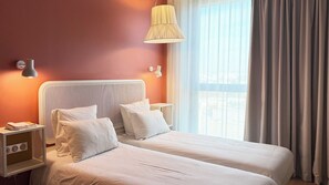 Quarto duplo clássico, 2 camas de solteiro | Roupas de cama premium, edredons de pluma, cofres nos quartos