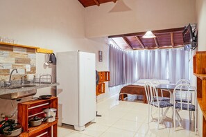 Estúdio tradicional, 2 camas de solteiro, para não fumantes | Banheiro | Chuveiro 