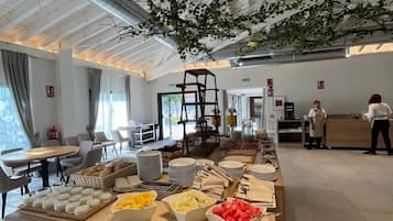 Café da manhã continental grátis todos os dias
