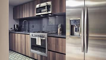 Suíte design, várias camas, para não fumantes | Cozinha privada | Geladeira grande, micro-ondas, fogão, cooktop
