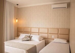 Quarto Triplo, várias camas, não fumadores | Minibar, cortinas/cortinados opacos, ferro/tábua de engomar