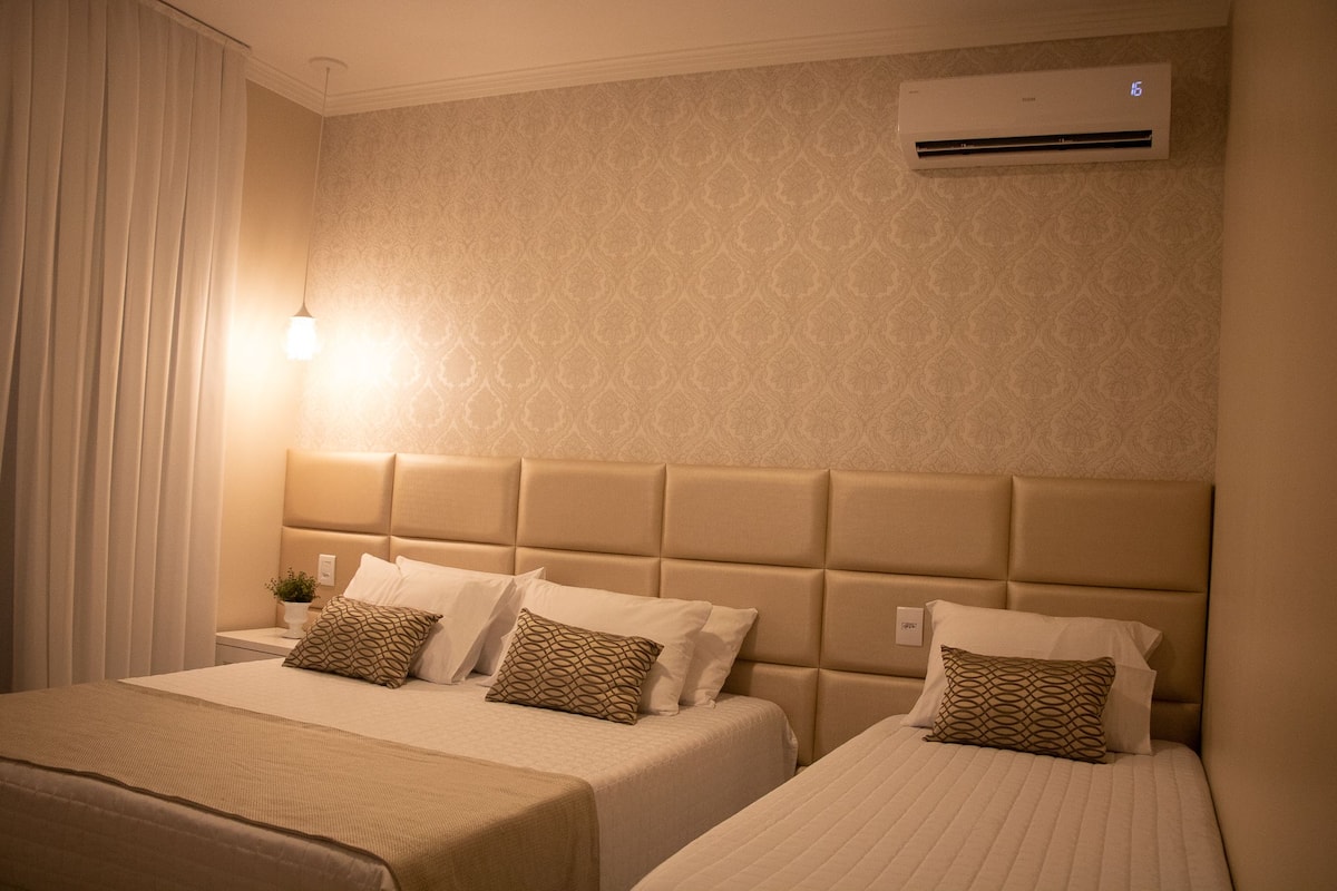 Quarto Triplo, várias camas, não fumadores | Minibar, cortinas/cortinados opacos, ferro/tábua de engomar